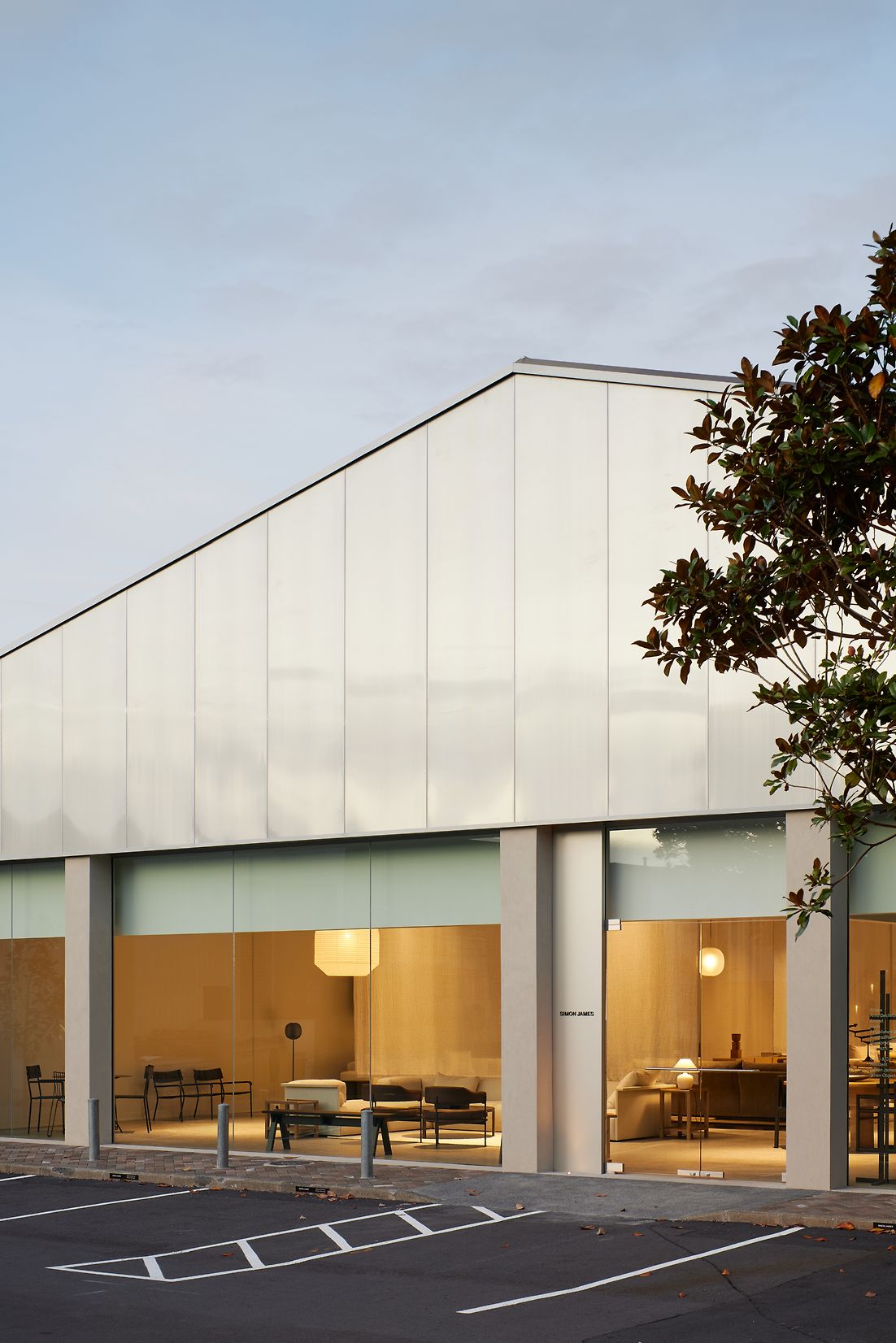 Simon James Showroom & Office | Best Awards