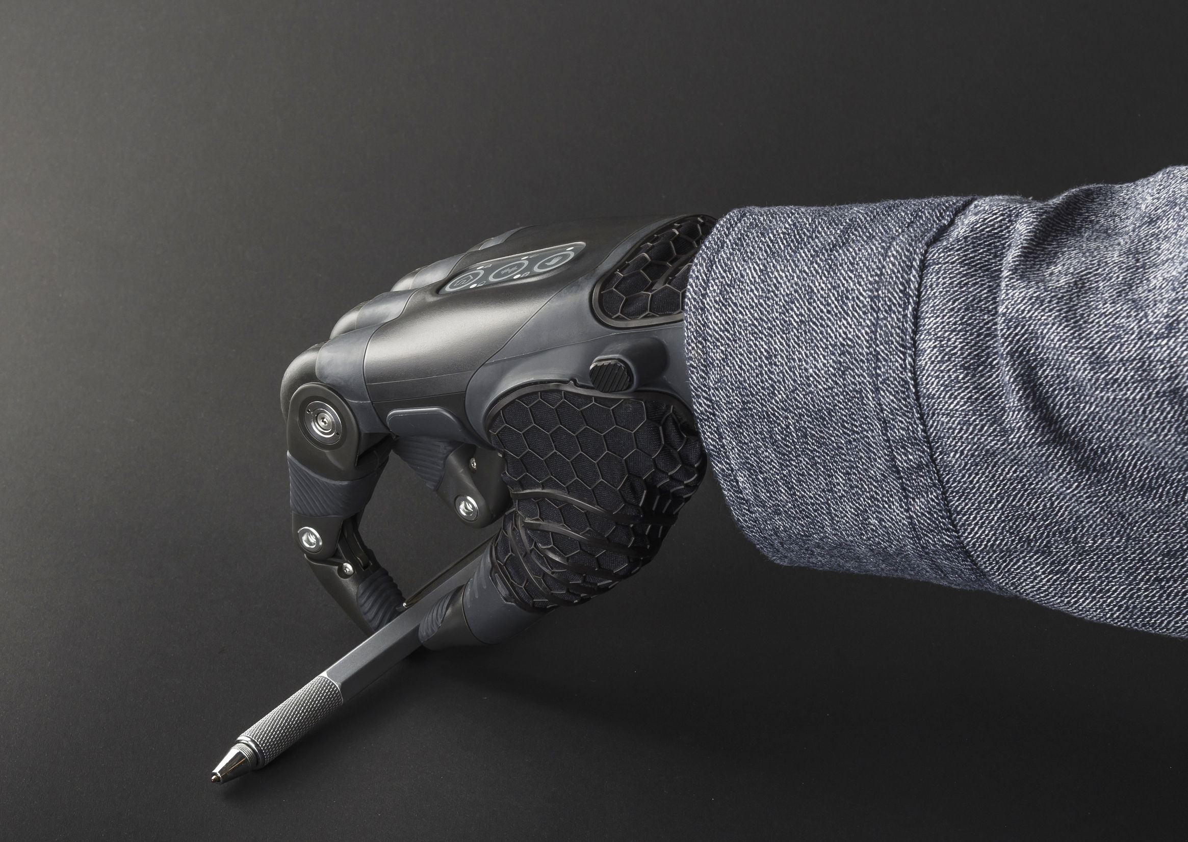 Taska Prosthetics – Prosthetic Hand | Best Awards